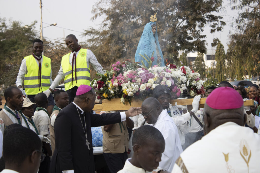 Imagem Peregrina da Muxima chegou ao fim da tarde de hoje a Diocese de ...